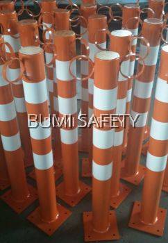Metal Bollard With Chain Ring